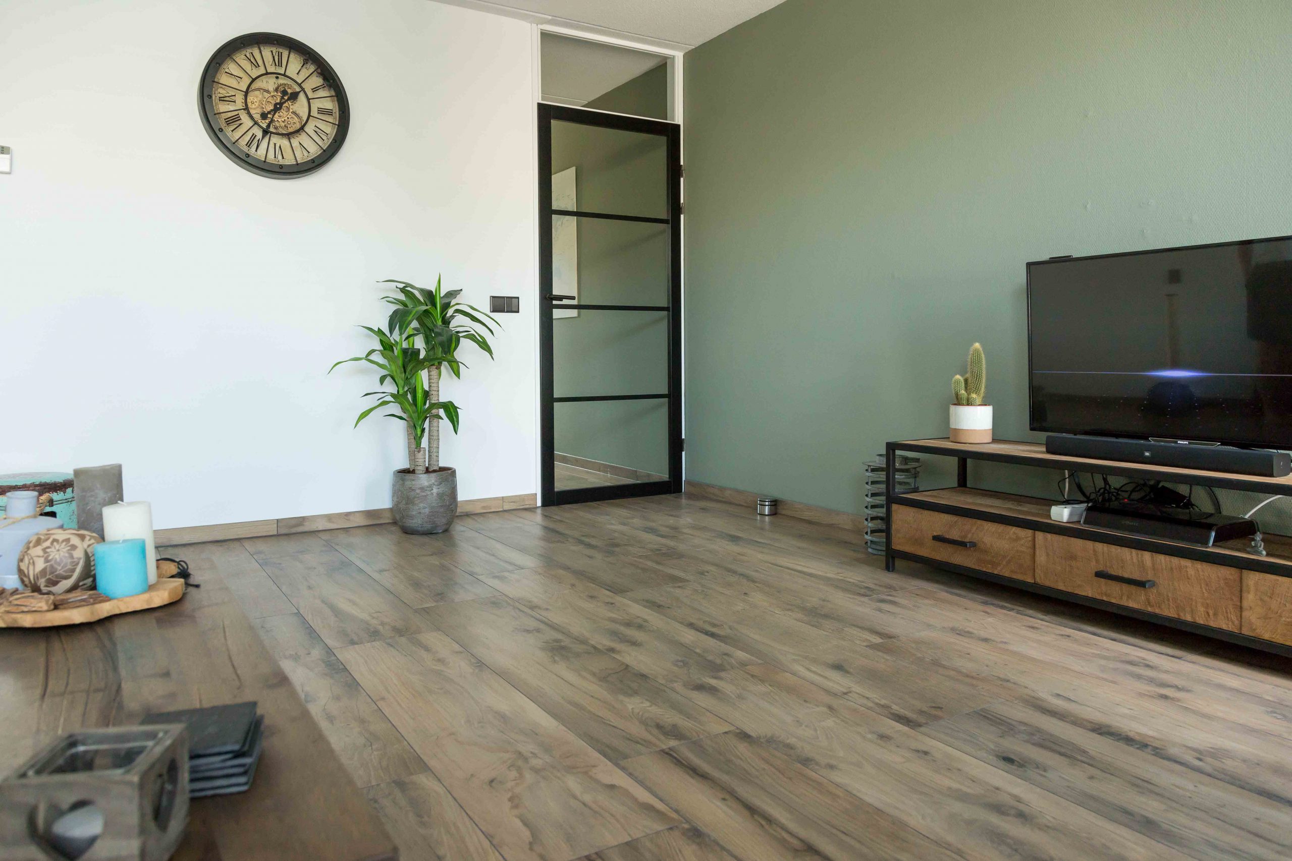 Keramisch hout look met knoesten - Tegelhuys Gieten en Wijhe