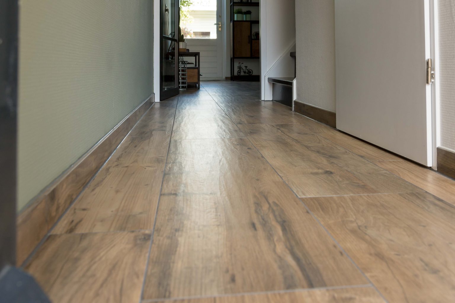 Keramisch hout look met knoesten - Tegelhuys Gieten en Wijhe